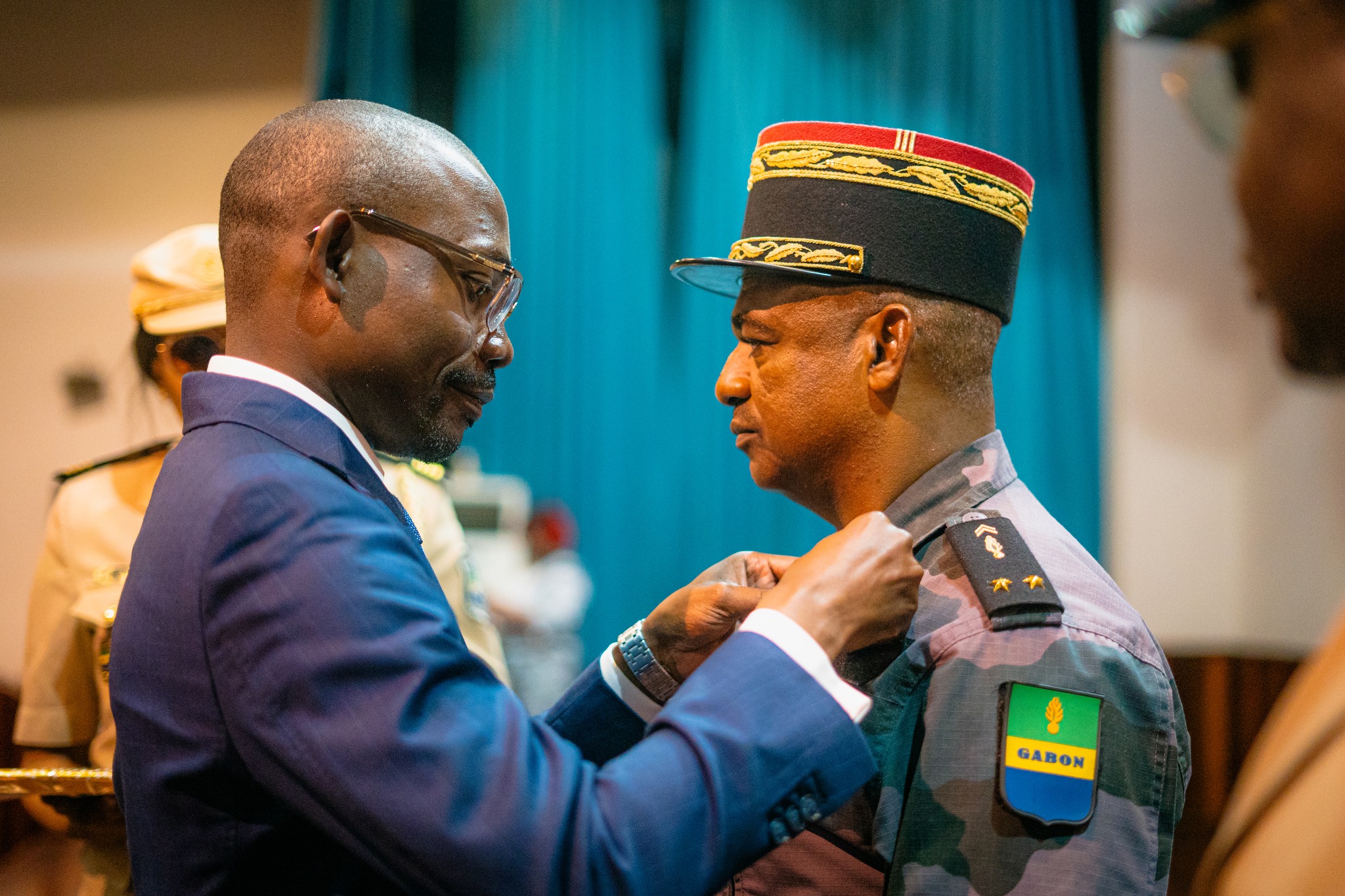 𝐂𝐞́𝐫𝐞́𝐦𝐨𝐧𝐢𝐞 𝐝𝐞 𝐝𝐞́𝐜𝐨𝐫𝐚𝐭𝐢𝐨𝐧 𝐝𝐞 𝐥𝐚 𝐌𝐞́𝐝𝐚𝐢𝐥𝐥𝐞 𝐝'𝐇𝐨𝐧𝐧𝐞𝐮𝐫 𝐝𝐞𝐬 𝐃𝐨𝐮𝐚𝐧𝐞𝐬 𝐆𝐚𝐛𝐨𝐧𝐚𝐢𝐬𝐞𝐬 𝐚̀ 𝐭𝐢𝐭𝐫𝐞 ...